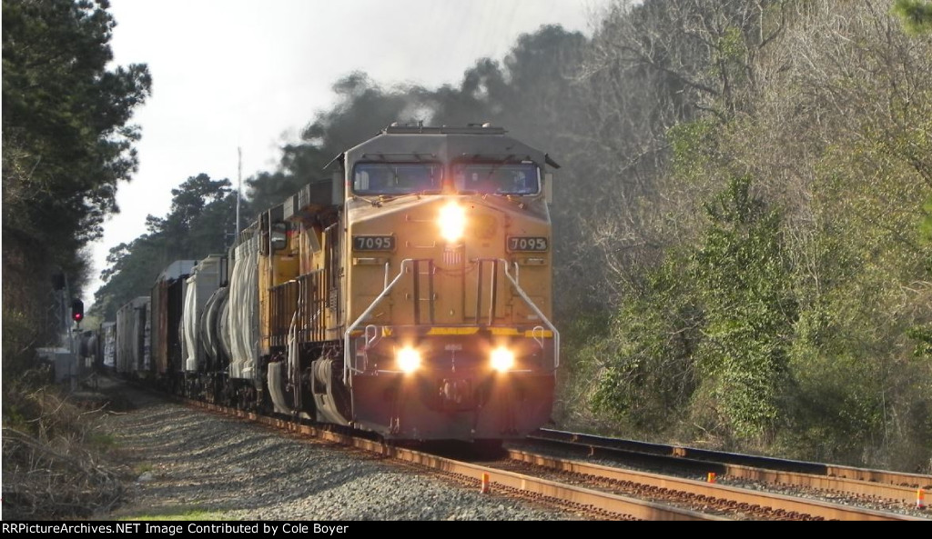 UP 7095 leads the UP MDMEW